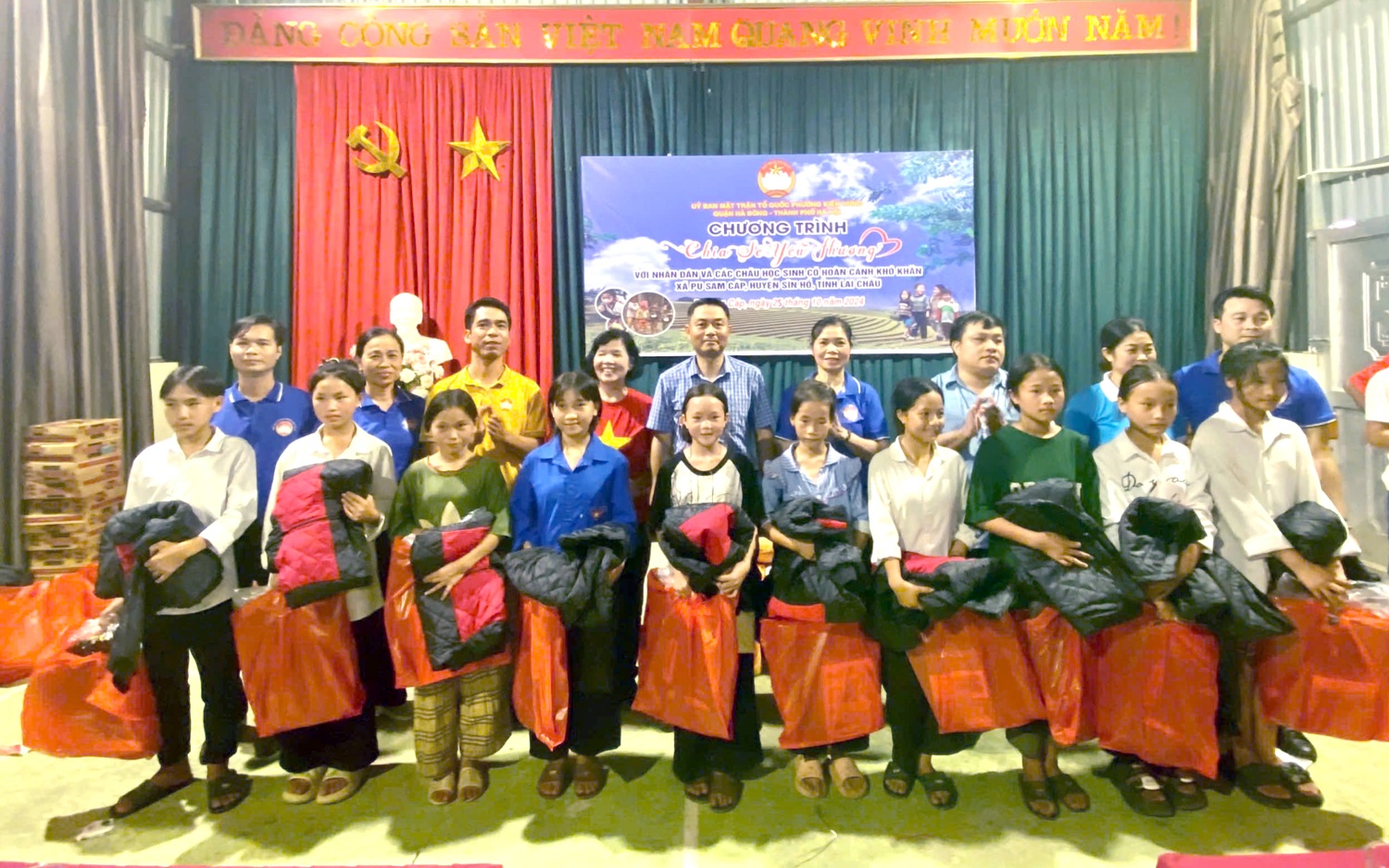 Tặng 200 suất quà cho người dân, học sinh xã Pu Sam Cáp, huyện Sìn Hồ ...