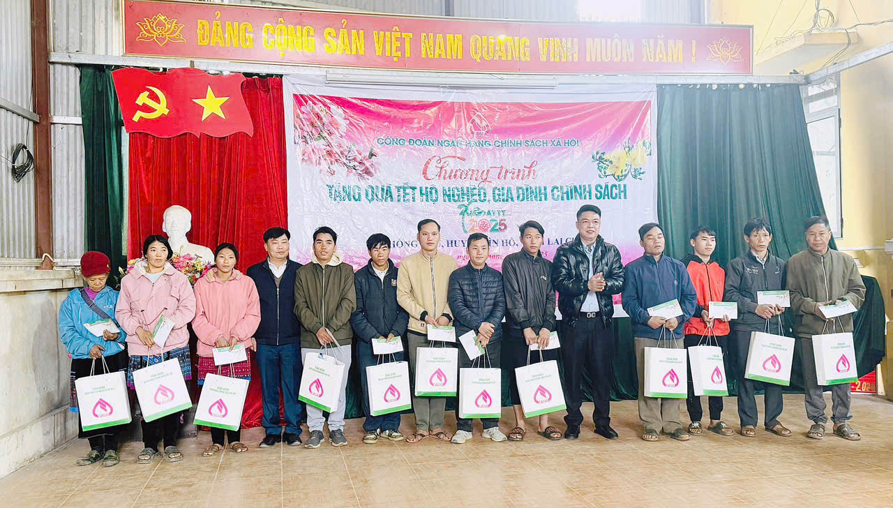 Ngân hàng Chính sách Xã hội Chi nhánh tỉnh trao tặng 35 suất quà Tết ...